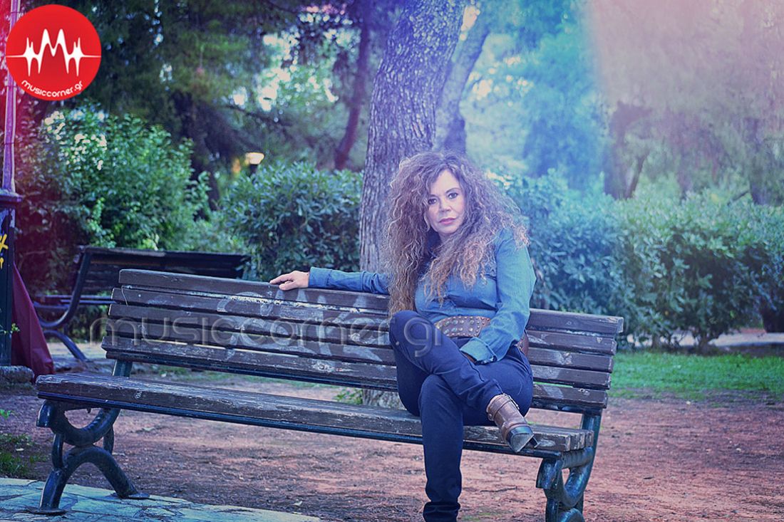 Η Ελένη Δήμου τραγουδά Γιάννη Σπανό στη μουσική σκηνή Σφίγγα ...