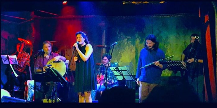 Η Alcedo Folk Band μας συστήνεται στο Kremlino gallery bar... - MusicCorner.gr