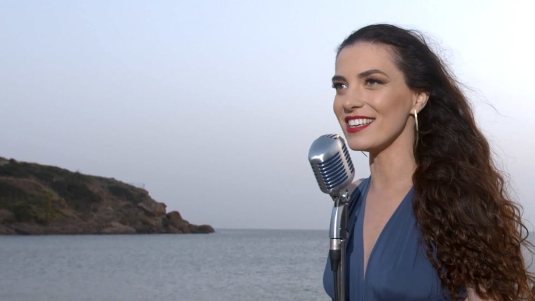 Αυτό το καλοκαίρι η Φωτεινή Δάρρα... "εκπέμπει" απ' όλη την Ελλάδα σε ...