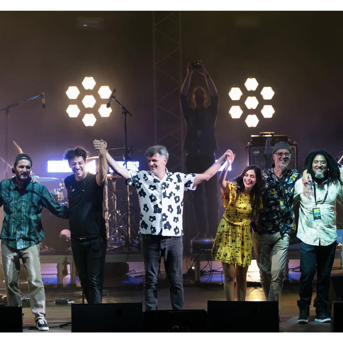 Θριαμβευτική η παρουσίαση του ΑΝΙΜΕ του Φοίβου Δεληβοριά στην Αθήνα ...