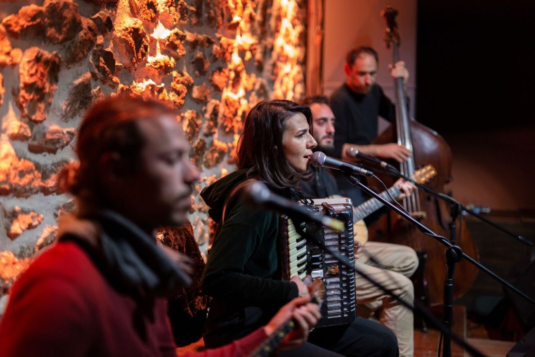 Οι Rebeti στη μουσική σκηνή Ίλιον Plus με guest τη Μάρθα Φριντζήλα ...