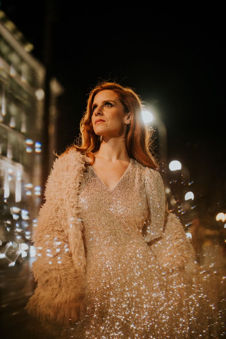 Η Lou Is επιστρέφει δυναμικά στις live εμφανίσεις, επομένη ...