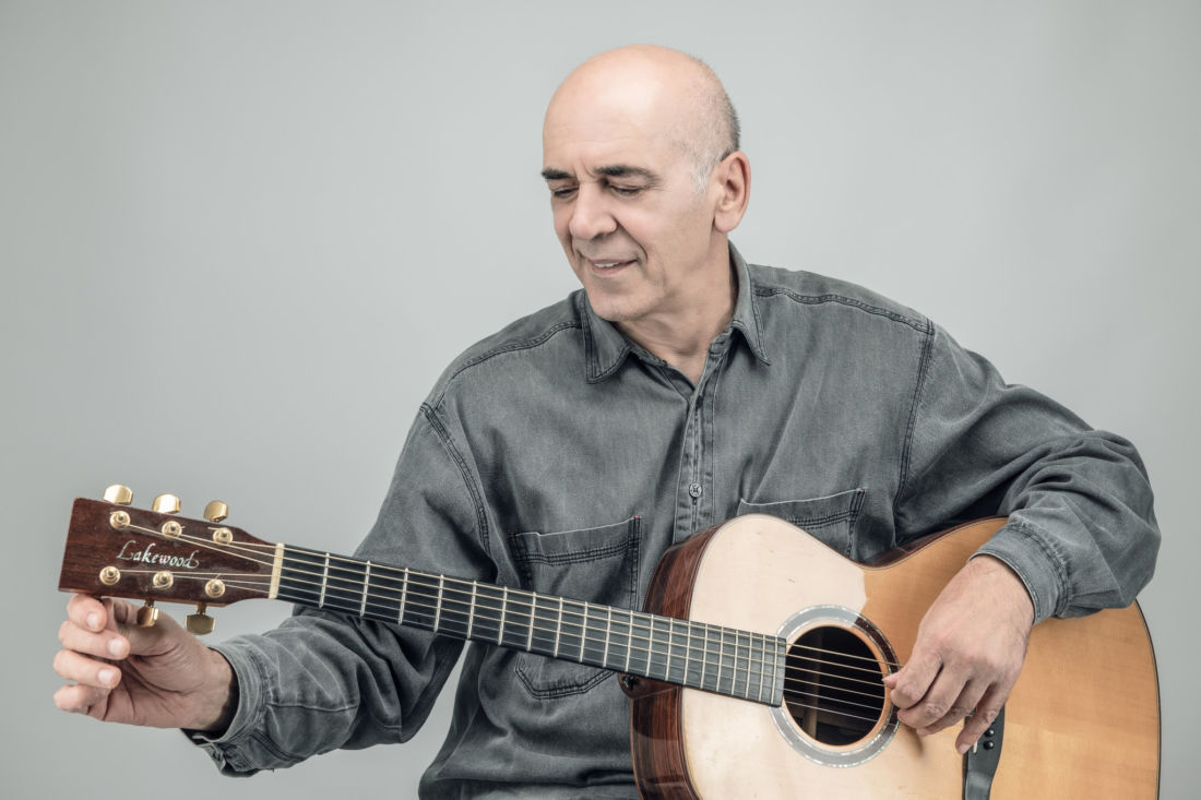 Ο Ορφέας Περίδης με τη μοναδική του ικανότητα να χαρίζει έντονα μουσικά ...