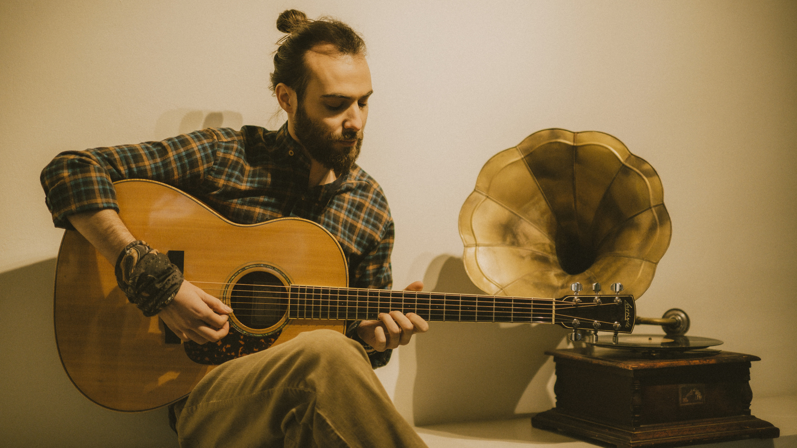 Δημήτρης Μεσημέρης - "Ο Θεός είναι γυναίκα" - MusicCorner.gr